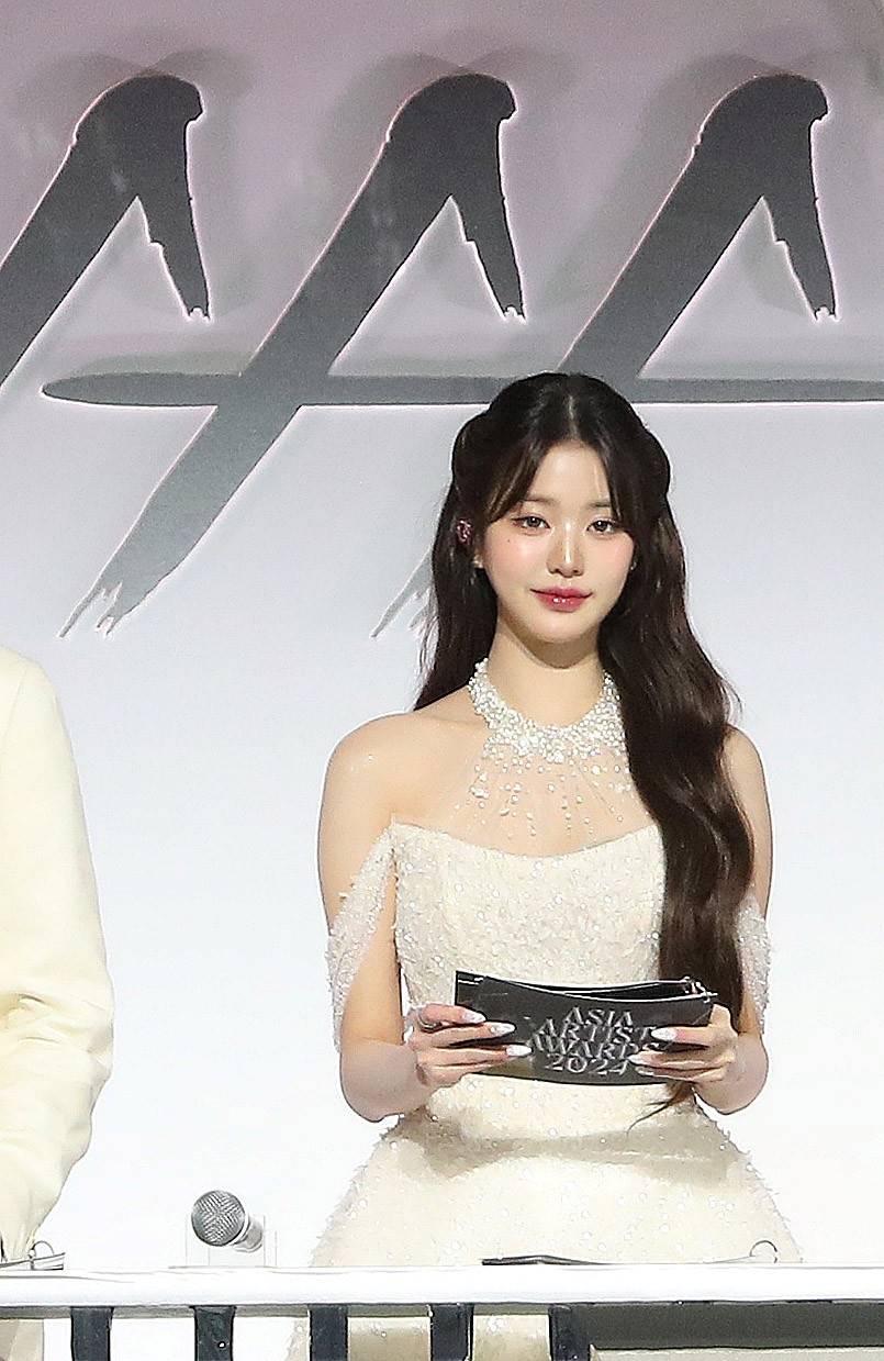 아이브 장원영, 4년 연속 MC 활약 “자랑스러운 아티스트 되고 싶어” (AAA 2024)