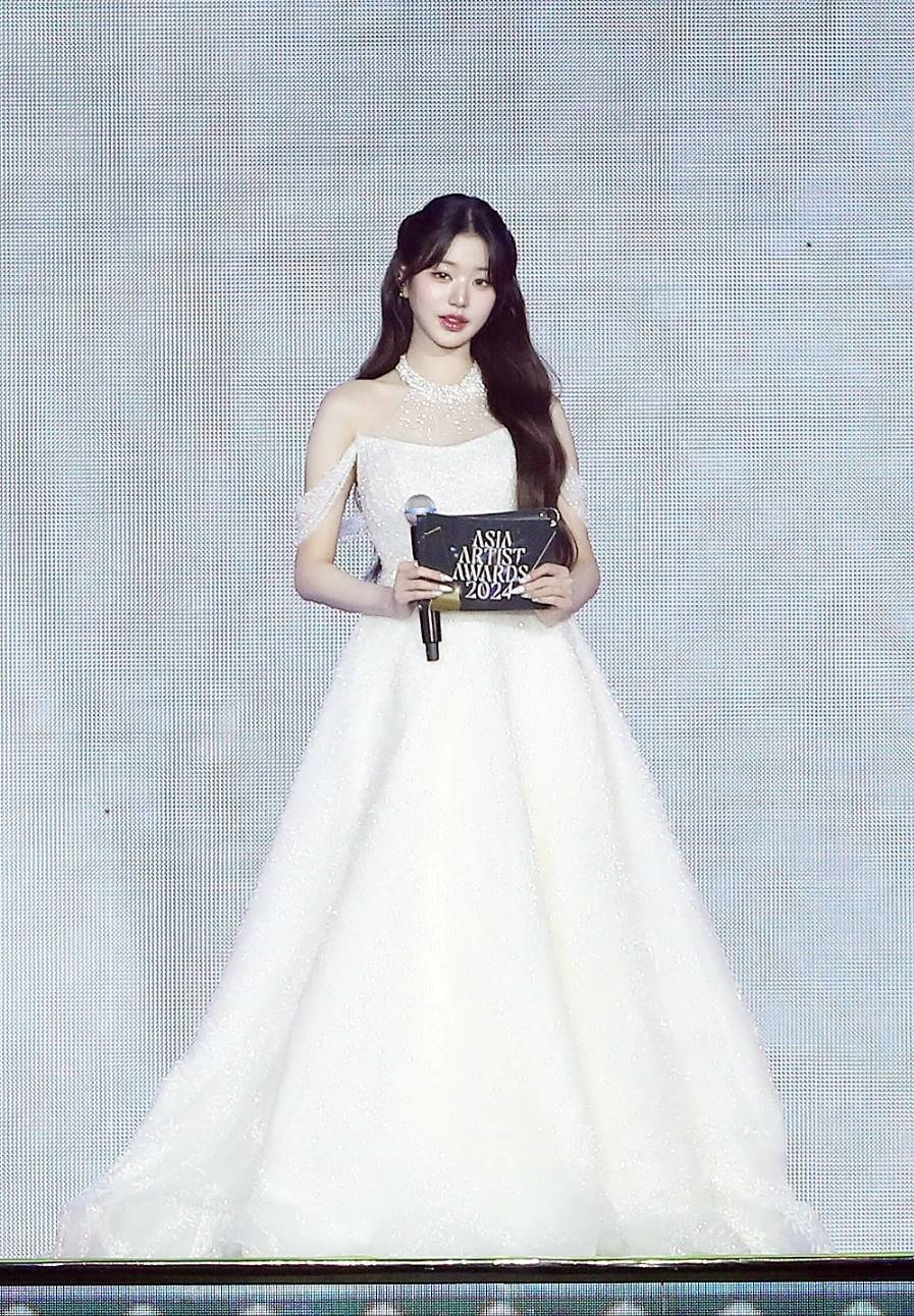 아이브 장원영, 4년 연속 MC 활약 “자랑스러운 아티스트 되고 싶어” (AAA 2024)