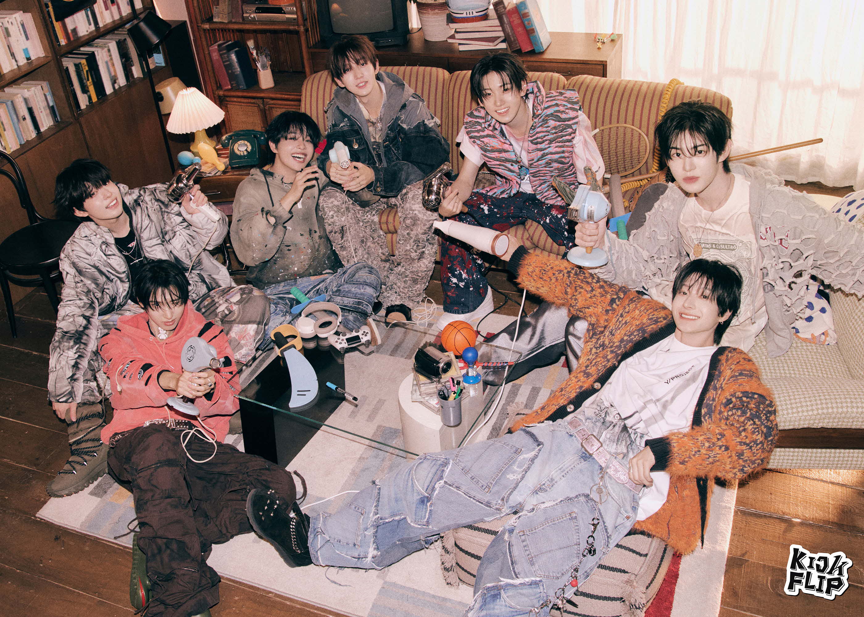 'JYP 신인' 킥플립, 데이식스→트와이스·스키즈 응원 릴레이