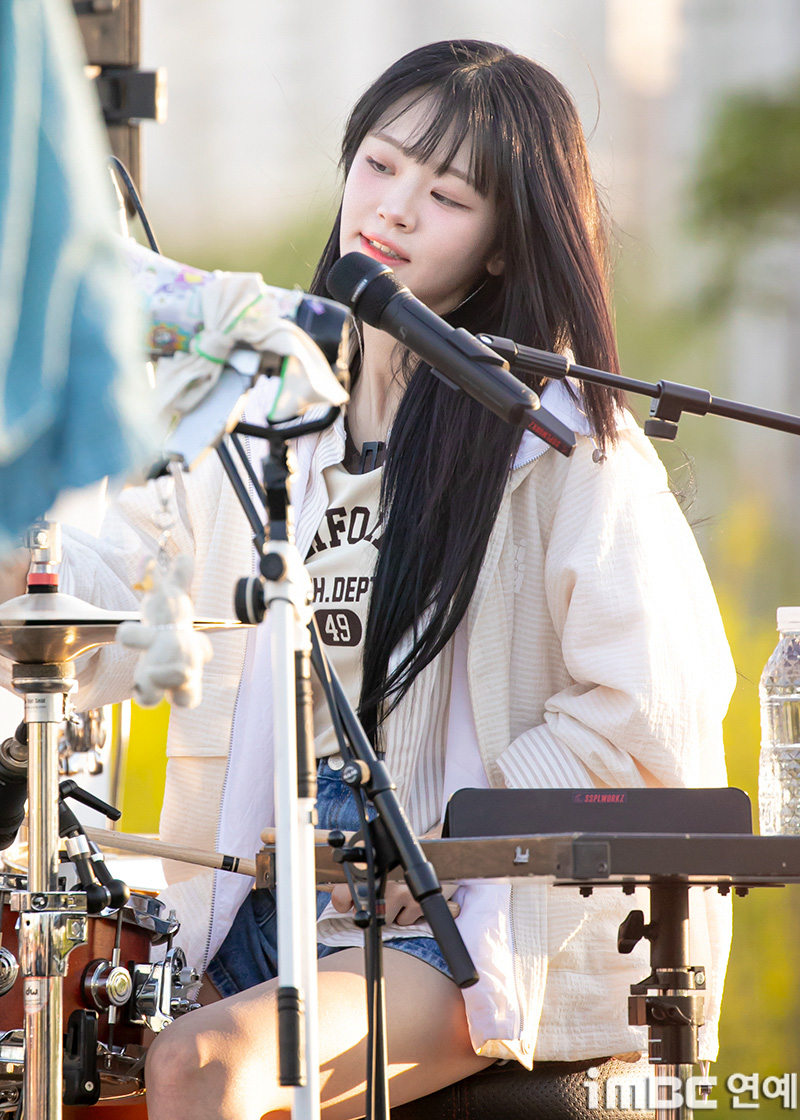 [포토] QWER 쵸단, 쿵짝쿵짝 귀여운 드러밍