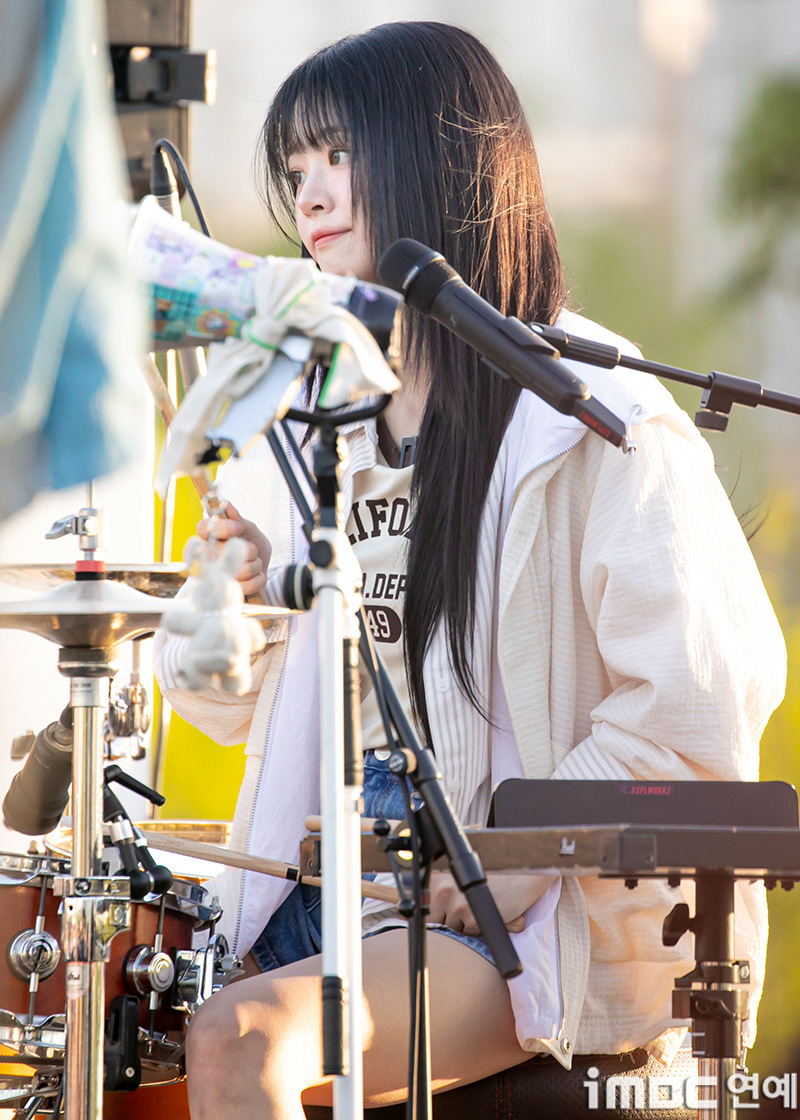 [포토] QWER 쵸단, 쿵짝쿵짝 귀여운 드러밍