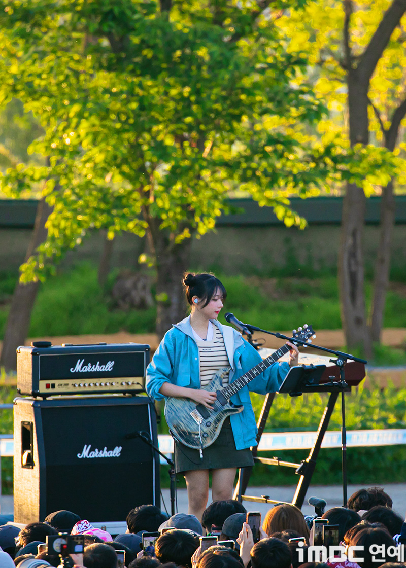 [포토] QWER 서울 버스킹 성료, 조용하지만 엄청난 인기 Oi! Oi!