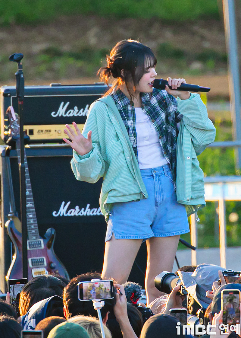 [포토] QWER 서울 버스킹 성료, 조용하지만 엄청난 인기 Oi! Oi!