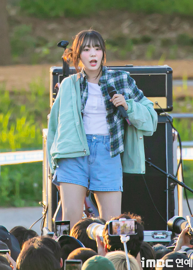 [포토] QWER 서울 버스킹 성료, 조용하지만 엄청난 인기 Oi! Oi!