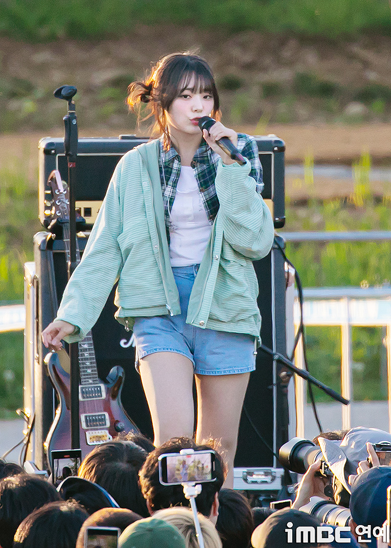 [포토] QWER 서울 버스킹 성료, 조용하지만 엄청난 인기 Oi! Oi!