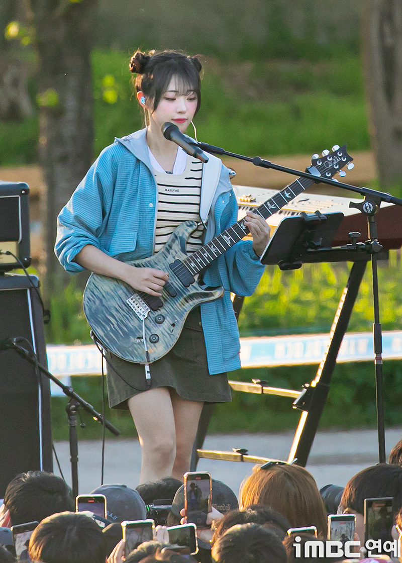 [포토] QWER 서울 버스킹 성료, 조용하지만 엄청난 인기 Oi! Oi!