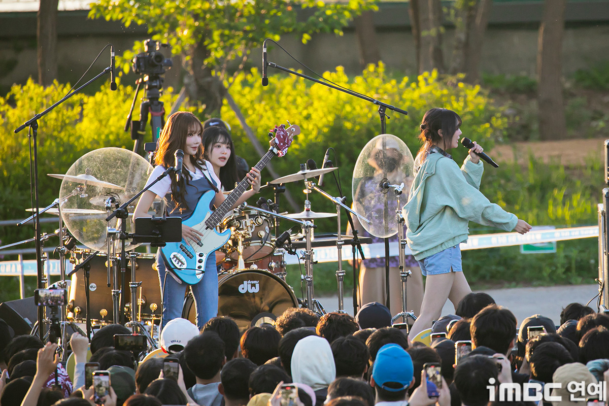 [포토] QWER 서울 버스킹 성료, 조용하지만 엄청난 인기 Oi! Oi!