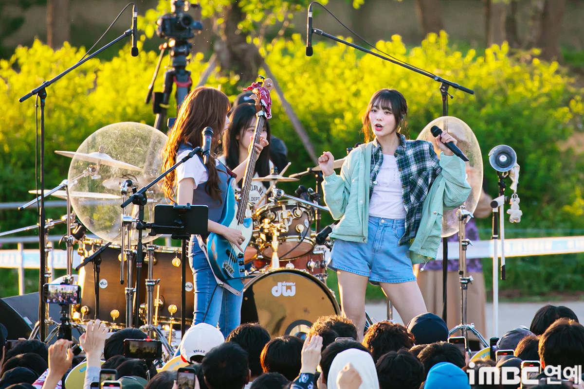 [포토] QWER 서울 버스킹 성료, 조용하지만 엄청난 인기 Oi! Oi!