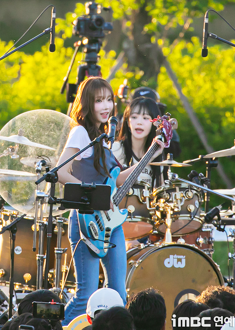 [포토] QWER 서울 버스킹 성료, 조용하지만 엄청난 인기 Oi! Oi!